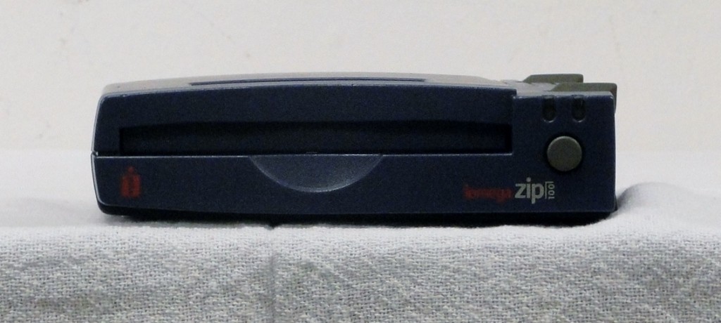 Sistema de armazenamento Zip Drive 100 – Museu de Tecnologia da Unoeste