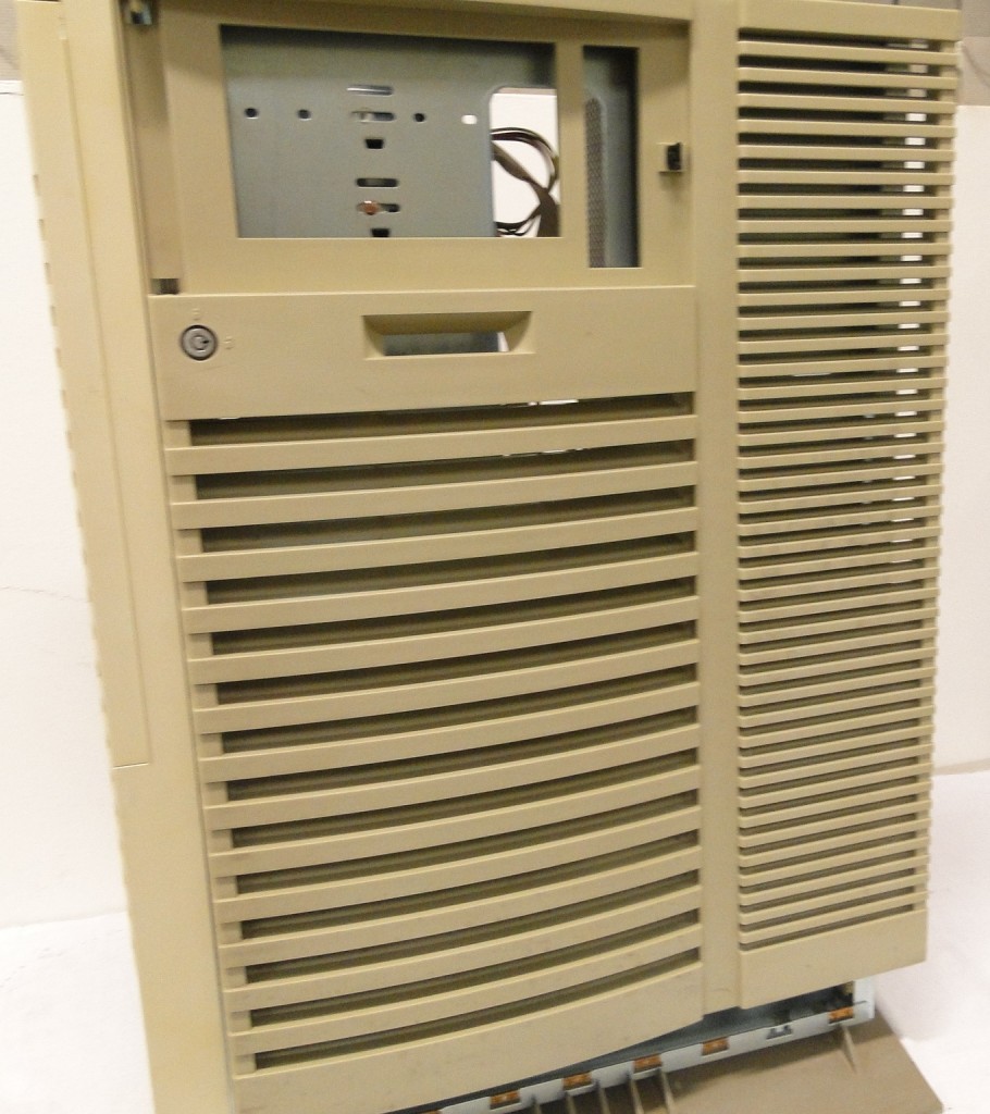 Computador Servidor IBM Pc Server 320 – Museu de Tecnologia da Unoeste