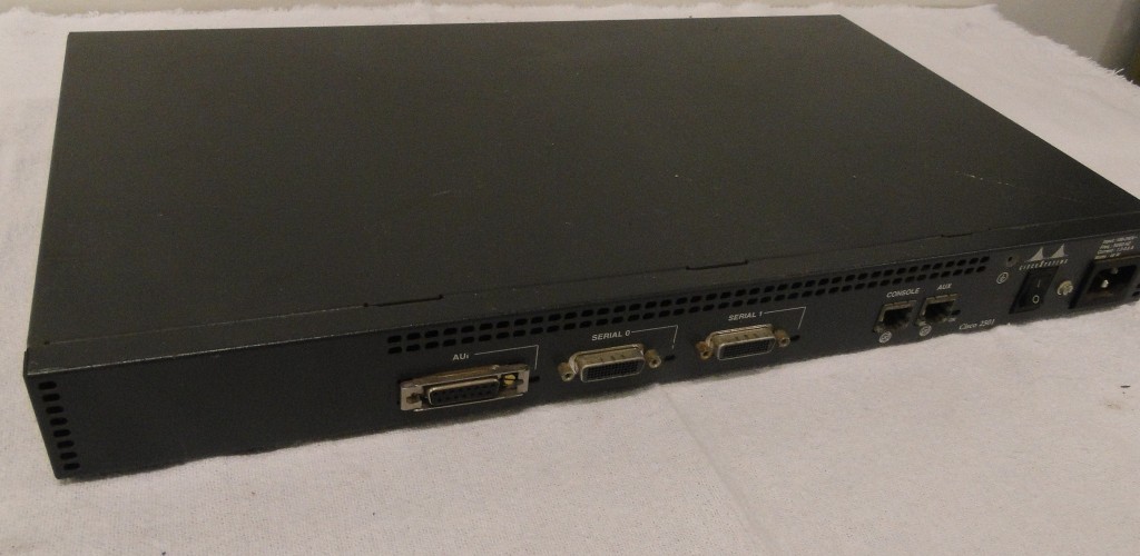 Roteador Cisco 2500 series – Museu de Tecnologia da Unoeste