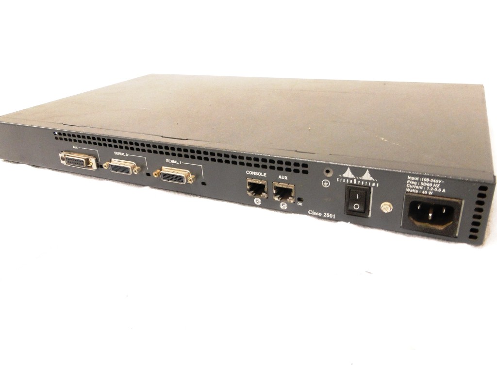 Roteador Cisco 2500 series – Museu de Tecnologia da Unoeste