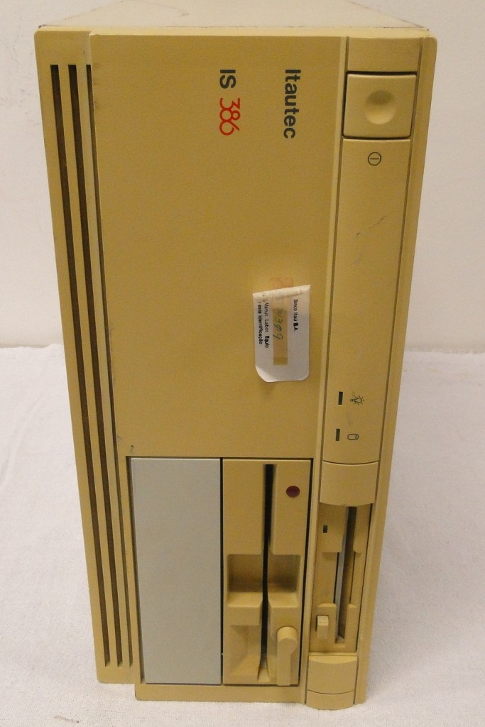 Computador Itautec IS 386 – Museu de Tecnologia da Unoeste