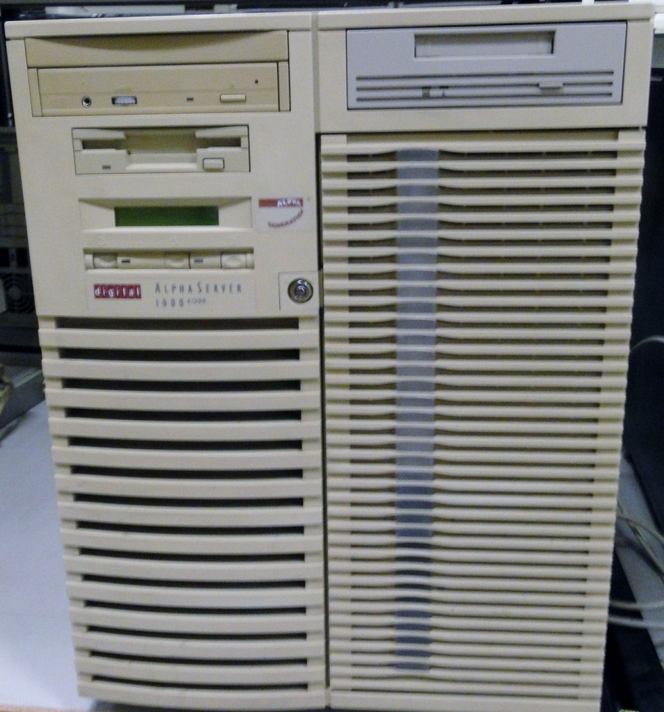 Computador Servidor AlphaServer 1000 – 4/200 – Museu de Tecnologia da ...