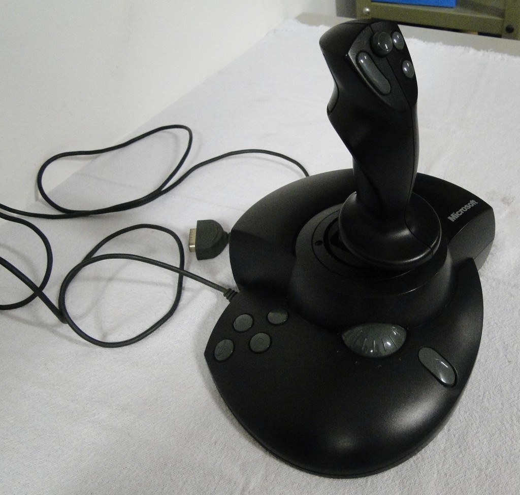 Joystick SideWinder Force Feedback Pro – Museu de Tecnologia da Unoeste