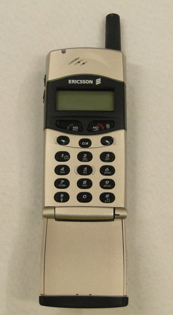 Celular Ericsson T18di – Museu de Tecnologia da Unoeste