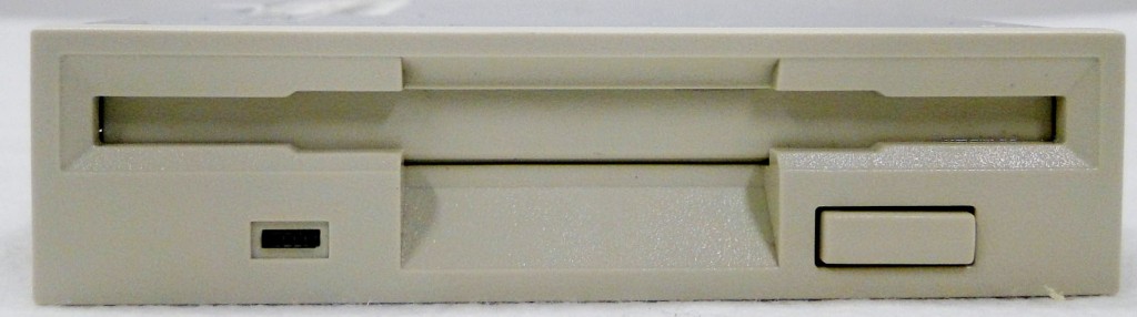 Drive de disquetes 3 ½ Mitsumi D359M3D – Museu de Tecnologia da Unoeste
